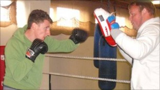 Telford boxer Zak Hammond fights on with colostomy bag - BBC News