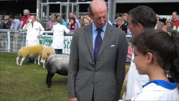 Royal Welsh Show: Duke of Kent meets sheep breeders - BBC News
