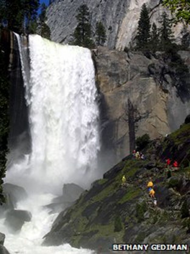 Yosemite visitors 'presumed dead' in waterfall accident - BBC News