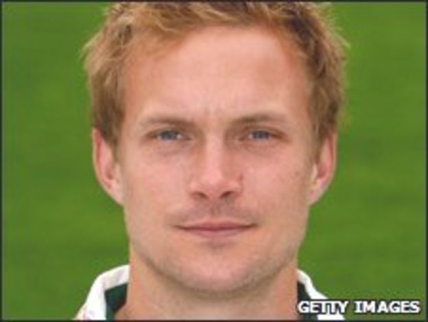 Worcestershire's Gareth Andrew happy to stay at New Road - BBC Sport
