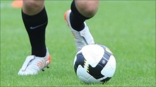 Coldstream Football Club swearing ban put to test - BBC News