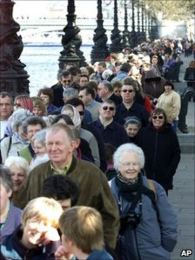 Coventry celebrates art of queuing in Cultural Olympiad - BBC News