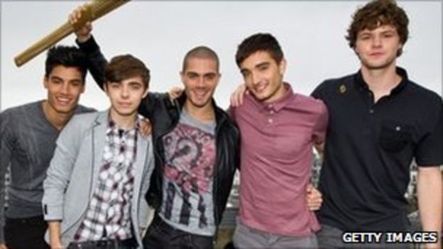 The Wanted remain top of UK charts - BBC News
