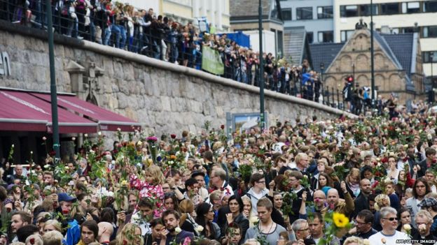 Pictures: Thousands attend memorial march in Oslo - BBC Newsround