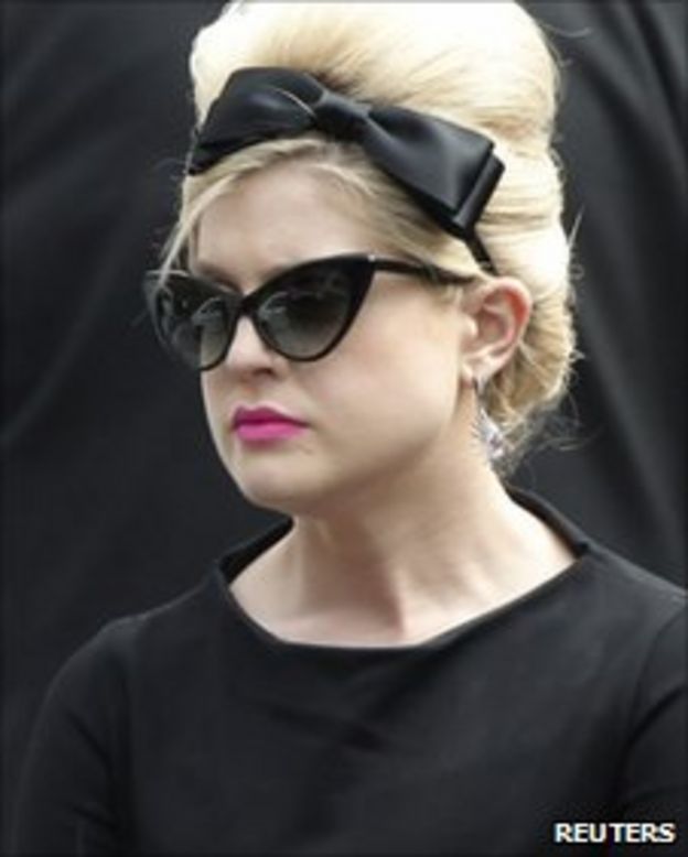 Kelly Osbourne criticises 'friends' of Amy Winehouse - BBC News