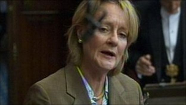 Phone hacking: PCC head Baroness Buscombe stepping down - BBC News