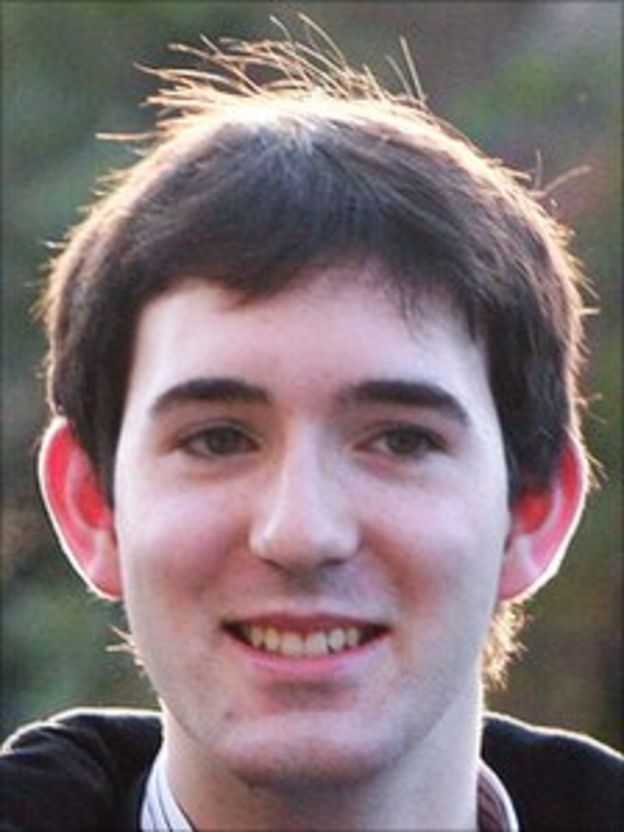 Natural History Museum thief ordered to pay thousands - BBC News