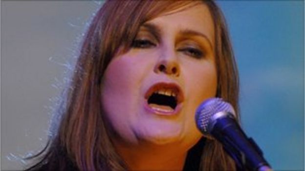 Alison Moyet to receive honorary degree - BBC News
