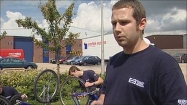 Richard Plummer's friends in bike ride to help family - BBC News