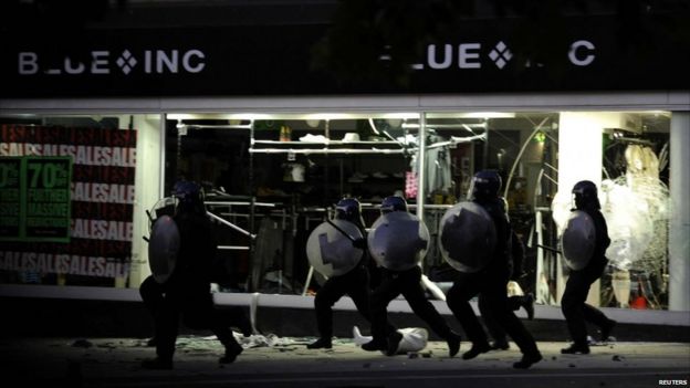 Pictures: Third night of London riots - BBC Newsround