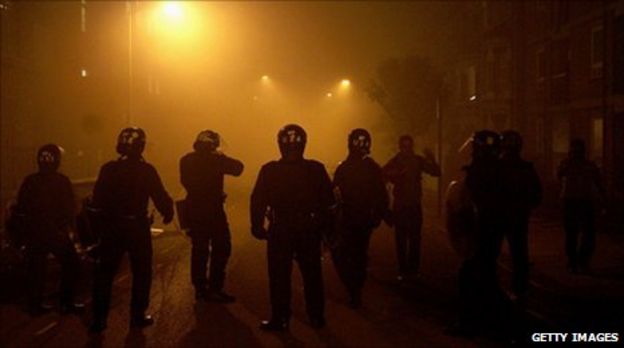London riots: What tactics could be used to end unrest? - BBC News