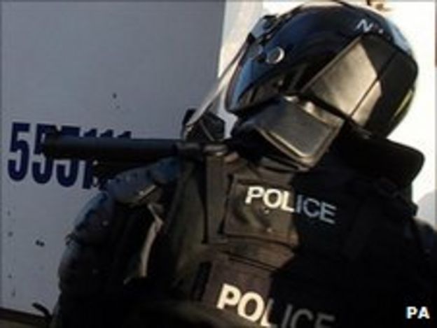 London riots: What tactics could be used to end unrest? - BBC News