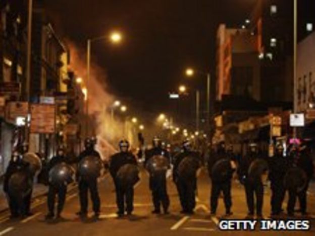 London riots: What tactics could be used to end unrest? - BBC News