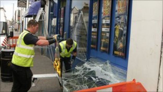 Riots: Gloucester police attacked with rocks and bottles - BBC News