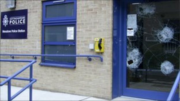 Nottingham riots: Dozens of arrests made - BBC News