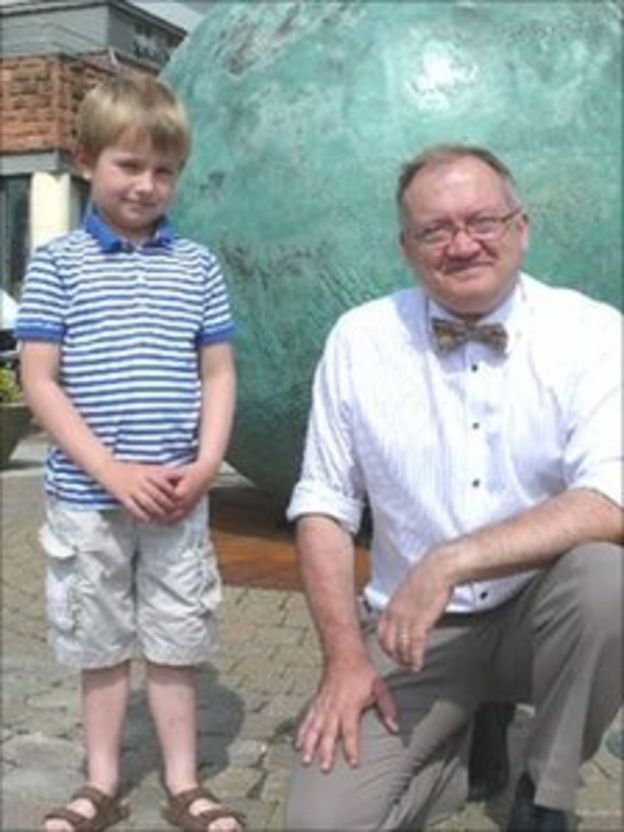 Redcar boy Thomas Meadows walks thanks to hip screw - BBC News