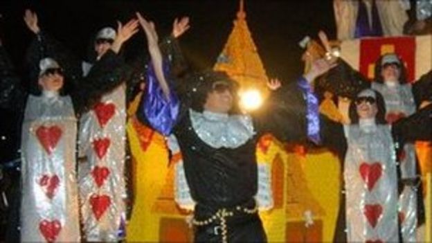 St Brelade wins Jersey Battle of Flowers spectator prize - BBC News