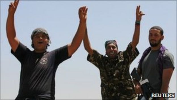 Libya conflict: Rebels fight for key towns near Tripoli - BBC News