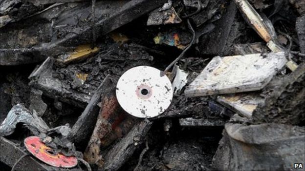 London riots: Enfield fire hits Manchester's music scene - BBC News