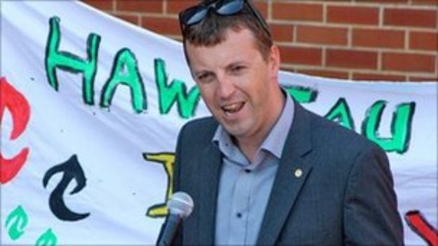 Daily Mail's Welsh 'monkey language' book review anger - BBC News