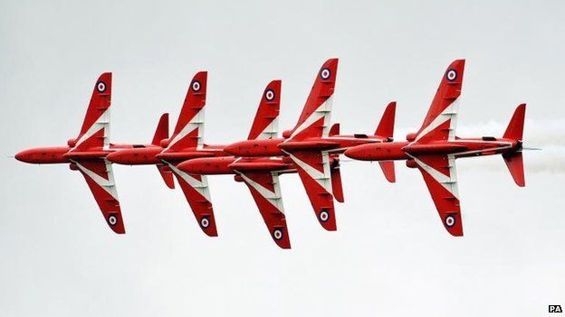 Tributes to Red Arrow crash pilot Jon Egging - BBC Newsround