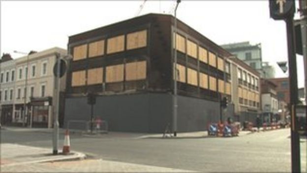 London riots: Woolwich 'wall of hope' painted over - BBC News