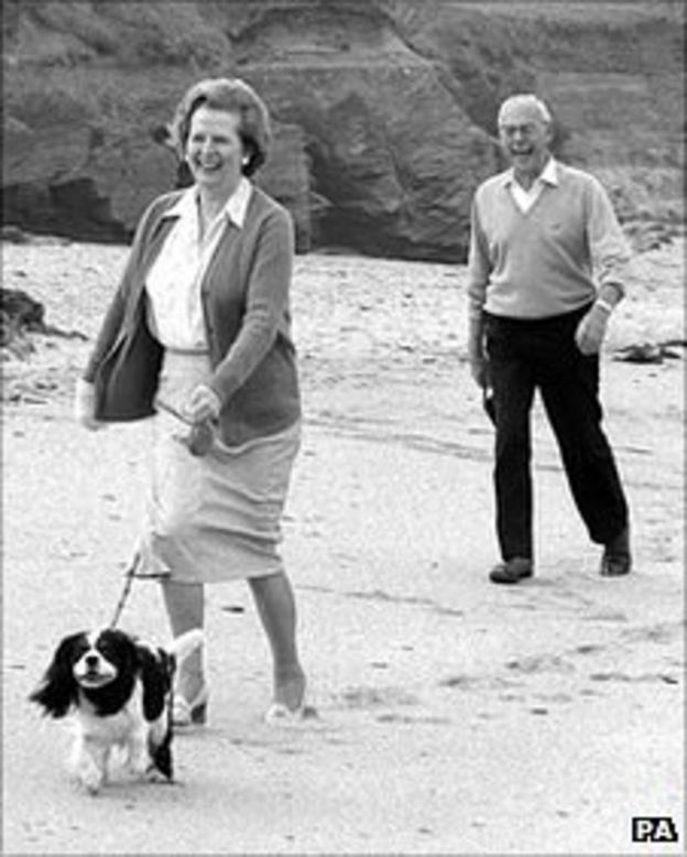 Holiday time: Should leaders ever go away? - BBC News
