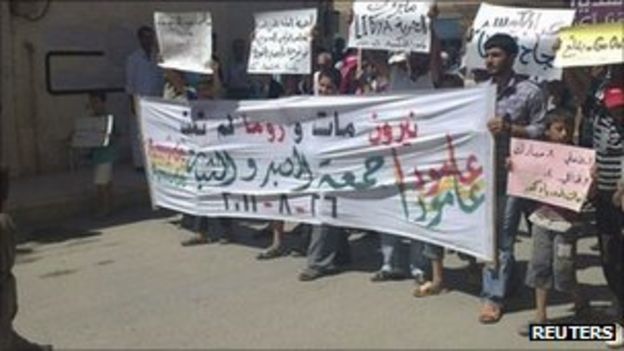 Syrian protesters 'attacked in Damascus mosque' - BBC News