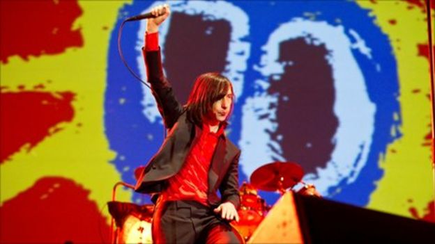 Primal Scream guitarist Robert 'Throb' Young dies - BBC News