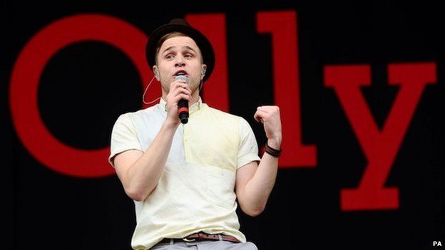 Olly Murs scores new number one - BBC Newsround