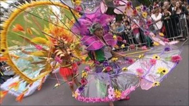 Leeds Carnival: thousands enjoy event's 44th year - BBC News