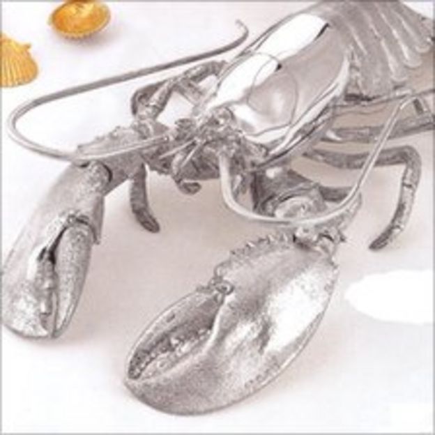 Rare silverware taken in robbery in Cambridge - BBC News