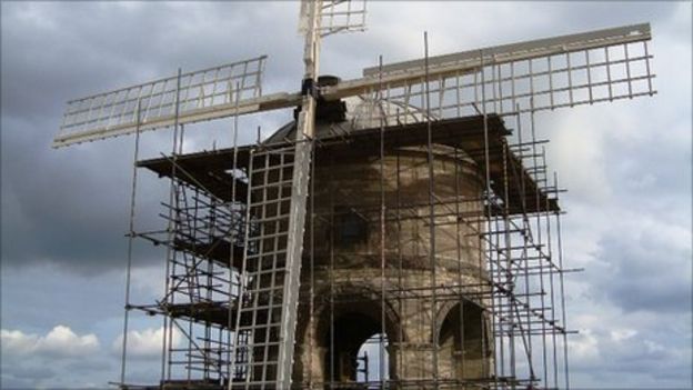 Chesterton windmill: Petition grows in fight to save 'landmark' - BBC News