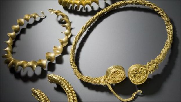 'Magnificent' Scottish treasure trove unearthed - BBC News