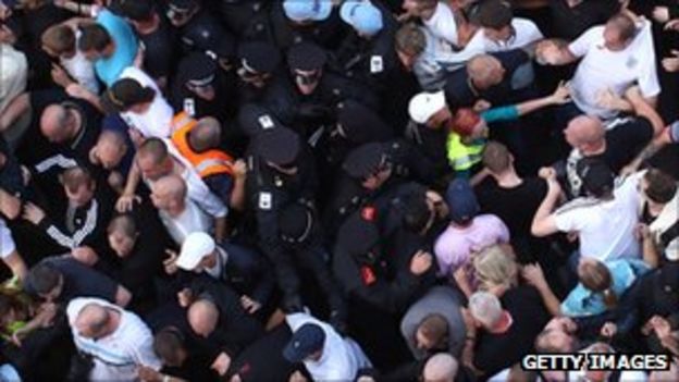 EDL protest in east London sees 60 arrested - BBC News