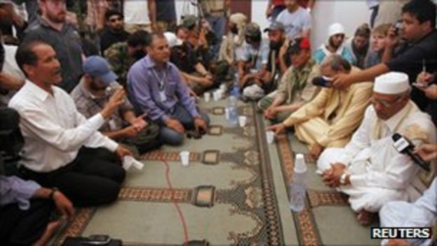 Libya conflict: Armed Gaddafi loyalists flee to Niger - BBC News