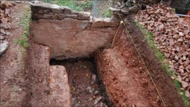 Excavation casts doubt over Brandon Hill fort wall - BBC News