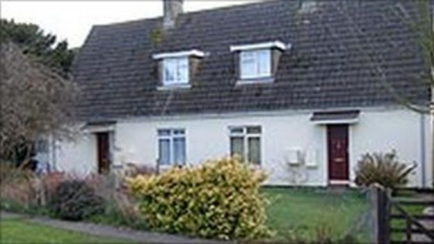 Minchinhampton building demolition plans opposed - BBC News