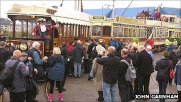 Blackpool unveils the first of its new tram fleet - BBC News