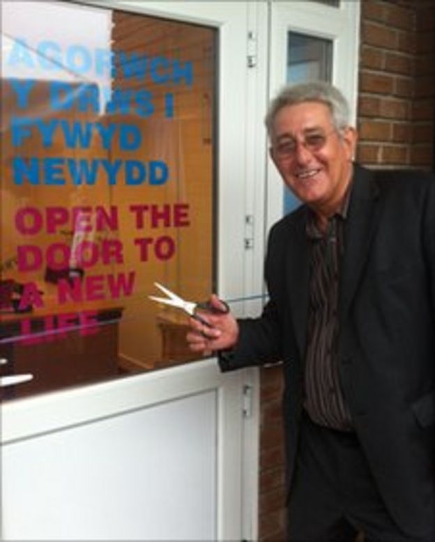 'Living Room' drugs and alcohol centre opens in Cardiff - BBC News