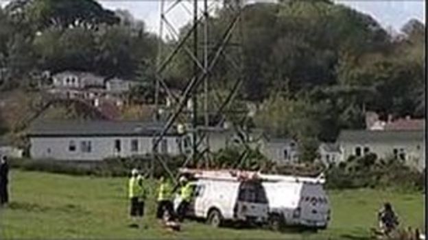 David Hoskins death: Inquest told of pylon climb - BBC News