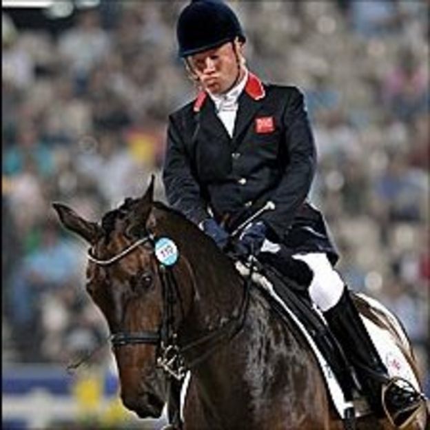 Paralympian Lee Pearson injured tripping over chicken - BBC News