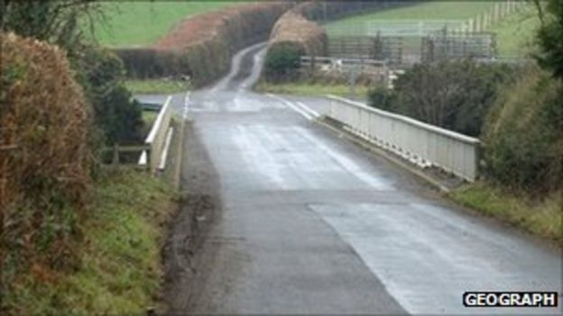 Traffic jam fear over Devon bridge demolition - BBC News