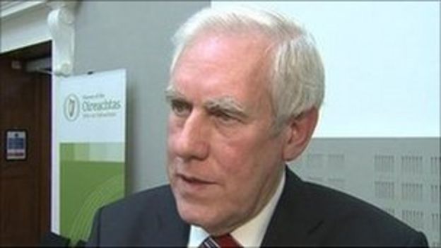 Irish presidential election: Labhrás Ó Murchú pulls out - BBC News