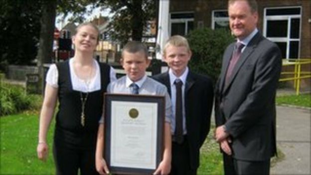 Thames Valley Police present award to Aylesbury boy - BBC News