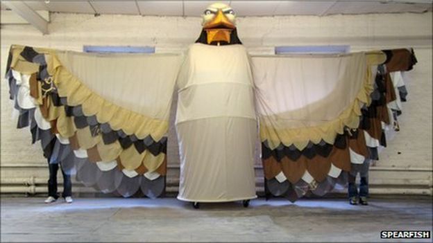 Pupils and artists create giant puppets in Manchester - BBC News