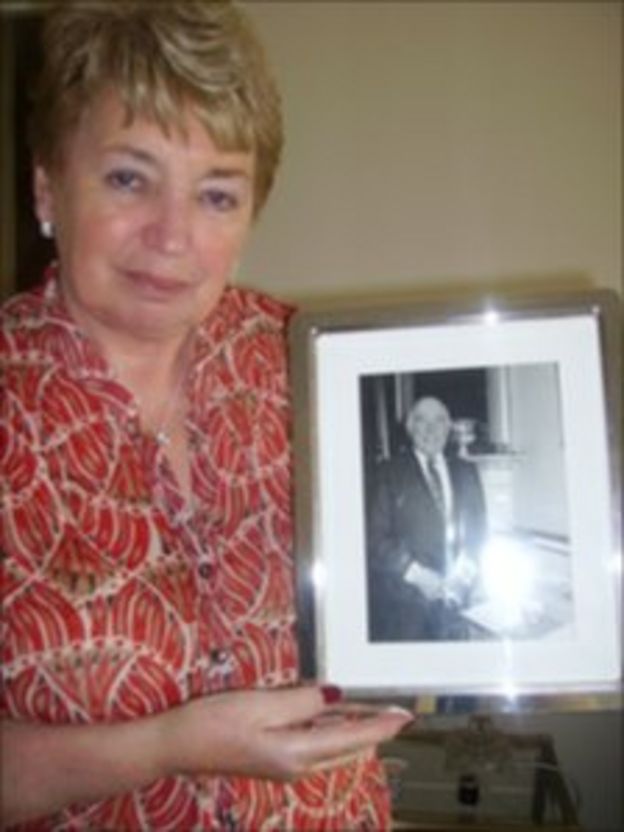 Liverpool D-Day veteran George Cross dies aged 102 - BBC News