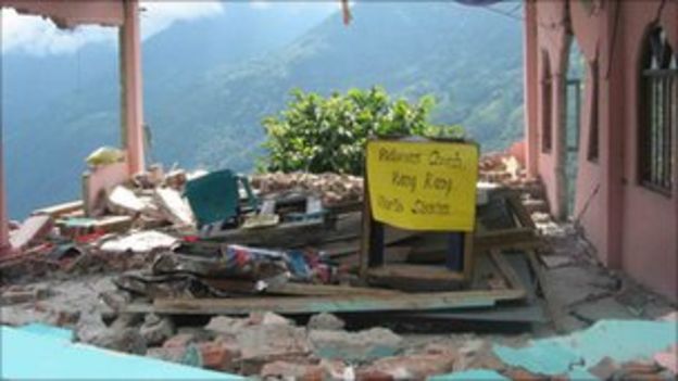 Landslides block Sikkim quake relief - BBC News