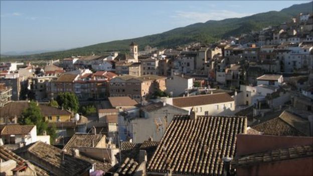 Residents of a bankrupt Spanish town feel cuts pain - BBC News