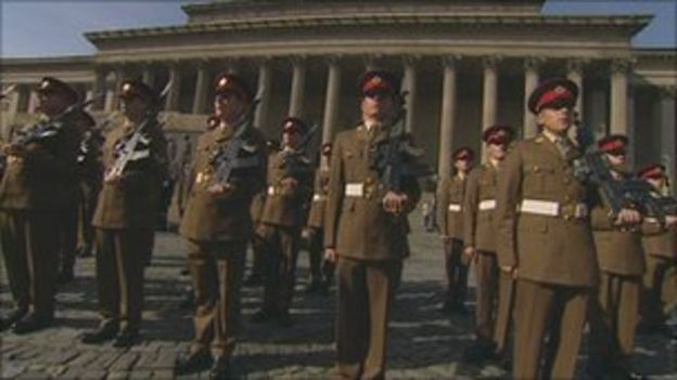 Duke of Lancaster Regiment soldiers' Liverpool parade - BBC News